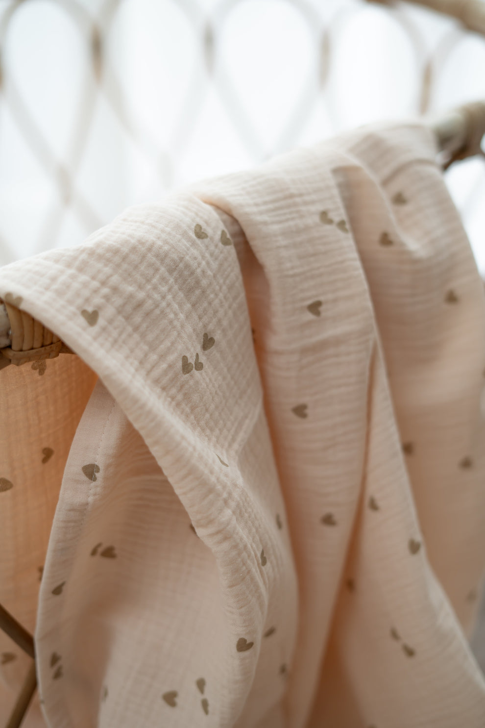 Hydrofiele Doek XL Beige Crème Hartjes – Heppiejoe